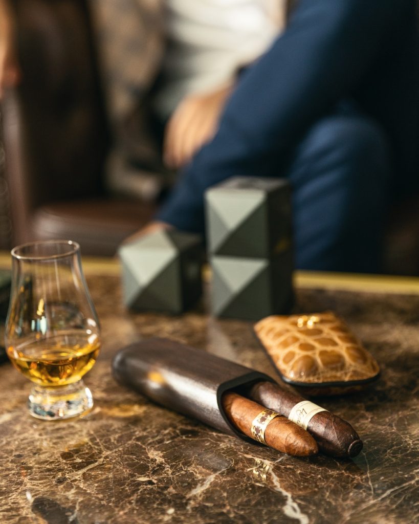 Dobra cigara u sjajnom društvu